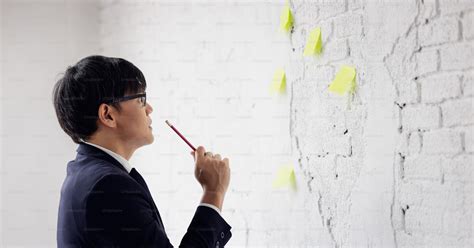 사업가들의 초상화 포스트잇 벽 벽돌 사무실에서 일하는 창의적인 직원 사진 Unsplash의 전략 이미지