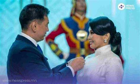 Нэвтрүүлэгч Ч Ичинхорлоо Соёлын гавьяат зүтгэлтэн цол хүртлээ