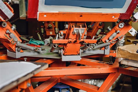 인쇄 스크리닝 장치 세리그래피 제작 디자인 스튜디오에서 실크스크린 방법으로 티셔츠에 이미지 인쇄 0명에 대한 스톡 사진 및 기타 이미지 Istock