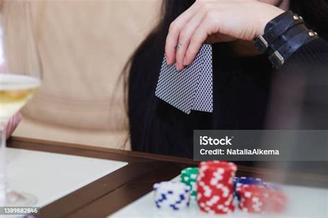 여성의 손 셔플 카드 칩과 카드와 테이블에 포커를 재생의 개념 샴페인 한 잔 도박 개념 순간을 즐기는 친구들과 디지털 해독