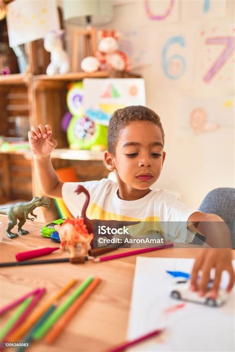 유치원에서 자동차와 함께 놀고책상에 앉아 있는 아름다운 아프리카계 미국인 유아 가정 생활에 대한 스톡 사진 및 기타 이미지 가정 생활 개발 교육 Istock