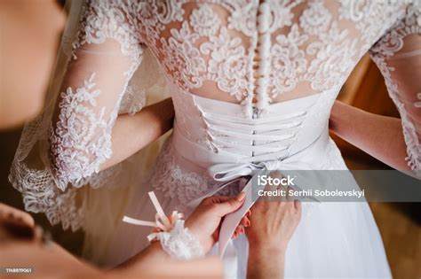 신부는 코르 셋을 고정 하 고 그녀의 드레스 결혼식을 위한 아침에 준비 개념을 얻기를 돕는 신부 들러리 도움 가까운에 대한 스톡 사진 및 기타 이미지 Istock