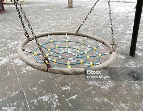 둥근 흔들 의자 놀이터의 기둥 사이의 지원 대마 밧줄로 만든 해먹 0명에 대한 스톡 사진 및 기타 이미지 0명 가구 건강한 생활방식 Istock