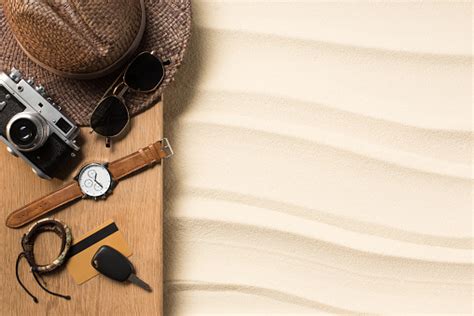 모래 해변에 나무 판자에 여행에 대 한 남성 액세서리와 함께 평면 레이 선글라스에 대한 스톡 사진 및 기타 이미지 선글라스 시계 팔찌 Istock