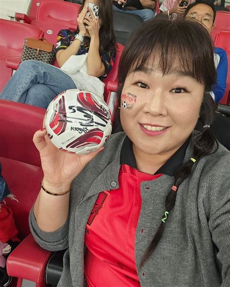 경고 누적으로 요르단전 때 관객석에 있던 김민재와 셀카 찍은 김민경  인스티즈 Instiz 이슈 카테고리