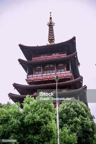 관광객을위한 거리 전통적인 길거리 음식과 기념품 오래된 역사적 건축물과 박물관 거리에 대한 스톡 사진 및 기타 이미지 거리 건강관리와 의술 건축 Istock