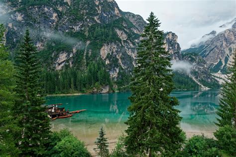 Carezza Karersee 경치 경치가 좋은 나무 나무 숲 녹색 녹색 물 다이빙 돌로미테 라고 디 카레 자 레이크 카레자 로키산맥 물 미러 호수