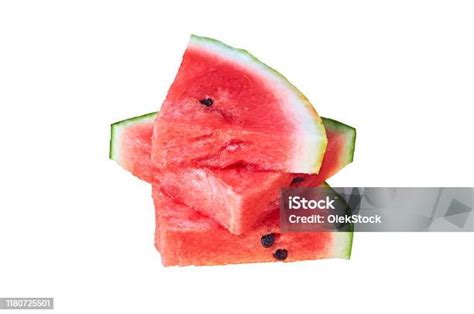 붉은 잘 익은 육즙 펄프와 그림자없이 흰색 배경에 고립 된 씨앗 삼각형형태의 신선한 수박 3 개 힙 더미에 대한 스톡 사진 및 기타 이미지 Istock