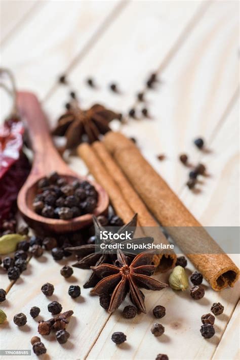 향신료와 허브 음식과 요리 재료 계피 스틱 아니스 별 검은 후추 칠리 카르다몸 정향나무 배경 0명에 대한 스톡 사진 및 기타 이미지 Istock