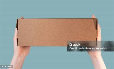 갈색 크래프트 판지 상자를 들고 손 판지 포장 모형 직사각형 모양의 포스트 순서 갈색에 대한 스톡 사진 및 기타 이미지 갈색 공란 공예 Istock