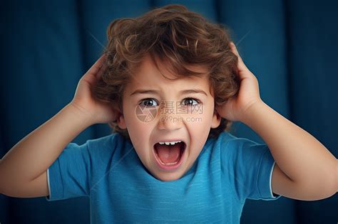 震惊的男孩高清图片下载 正版图片600690293 摄图网