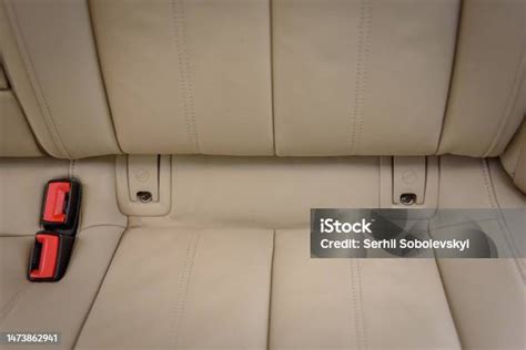 어린이용 카시트용 안전벨트 및 Isofix 안전 및 법률 준수를 위해 Isofix 유아용 카시트 설치 새로운 깨끗한 비싼 차의 인테리어 나파 베이지 가죽 시트 세부 클로즈업