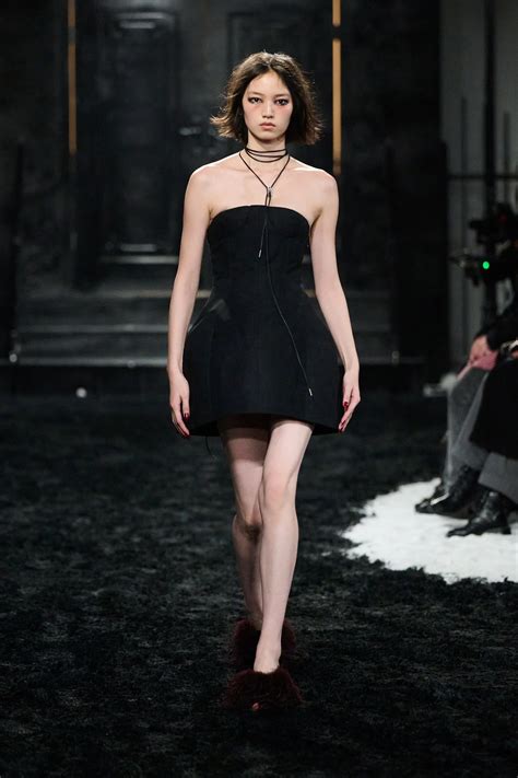 ทำไมนางแบบเดินเซmark Gong นำเสนอคอลเล็กชั่นจากโมเมนต์การอกหักใน Sex