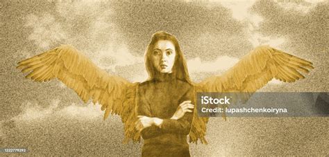 유행 삽화 예술 초현실주의의 현대 작품 내 원래 그림 연필 세피아 수평 풍경 하늘 그림 하늘과 구름에 대한 비행의 상징으로 날개와 천사의 형태로 소녀의 0명에 대한 스톡