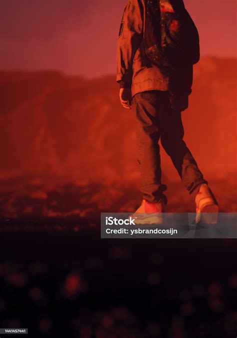 청바지와 운동화를 신고 해질녘 안개 낀 바위 풍경에 배낭을 메고 있는 소년 후면도 3d 렌더링 십대에 대한 스톡 사진 및 기타 이미지 Istock