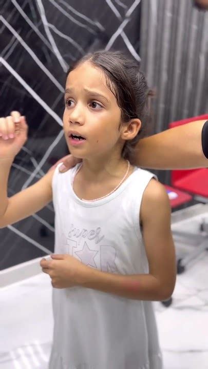 طفلة صغيرة كانت ترمي صخور كبيرة على زجاج هذا المحل وعندما جاء صاحب