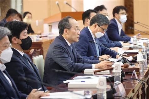 Өмнөд Солонгосын засгийн газар төрийн албан хаагчийнхаа тоог 30 000 аар танах төлөвлөгөө