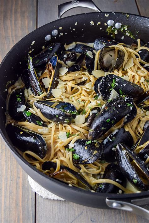 Mussels And Linguine With Garlic Butter And White Wine Pasta Sauce