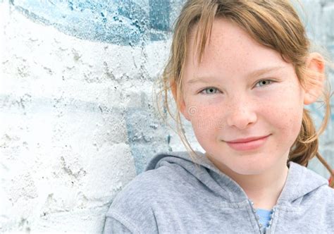 Chica Joven En El Ambiente Urbano Imagen De Archivo Imagen De Serio