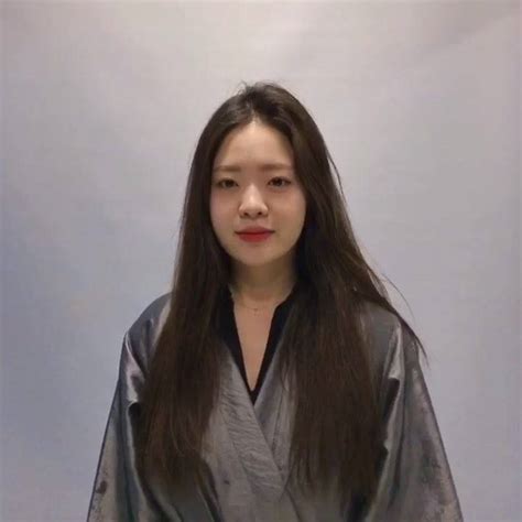 레이어컷 레이어펌 긴머리웨이브펌 머리결이 좋아야 알굴이 예쁩니다🤗 펌 하신지 3년정도 되신 고객님이신데 굵고 자연스럽게 펌 하길 원하셨어요~ 뒤로