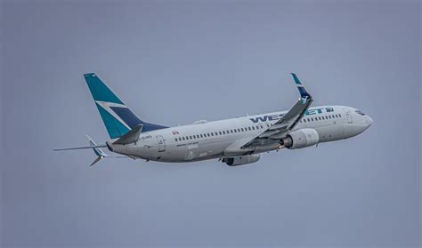 공중 교통 구름 구름 낀 하늘 기도 날으는 보잉 보잉 737 비행 비행 기계 비행기 비행기 여행 상업 비행 상업용 항공기 여객기 여행 여행 사진