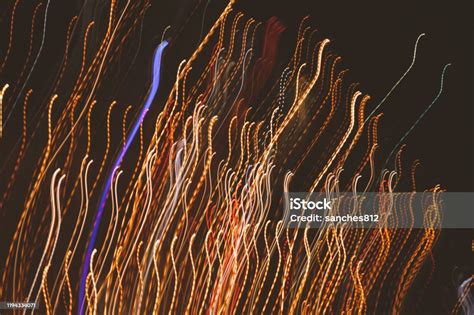 선 조명은 동적 배경을 트레일로 표시합니다 야간 노출 모션 라인 텍스처입니다 라이트는 배경을 추적합니다 0명에 대한 스톡 사진 및 기타 이미지 Istock