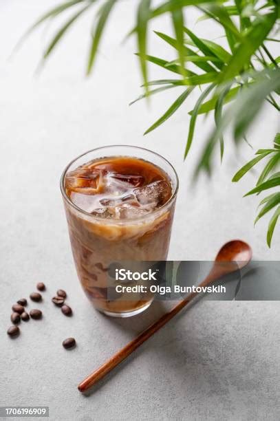 커피 원두와 숟가락이 있는 밝은 배경에 우유가 담긴 키가 큰 유리잔에 담긴 아이스 커피 라떼 여름 다과 공예 음료 개념 커피 마실 것에 대한 스톡 사진 및 기타 이미지