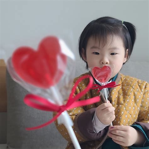 Ariana Bonita🇪🇸 • 아리아나 보니따🇰🇷 협찬 × Candyweekkr 이모가 사준 꼬까옷입고 예쁜 사탕까지 얻었으니 이보다 더 행복할 수는 없는