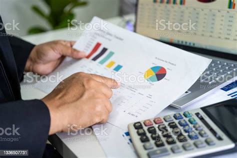 현대 사무실 재무 및 비즈니스 개념에서 차트 그래프 및 계산기로 재무 보고서 프로젝트 회계를 작업하고 분석하는 아시아 회계사 경제에 대한 스톡 사진 및 기타 이미지 Istock