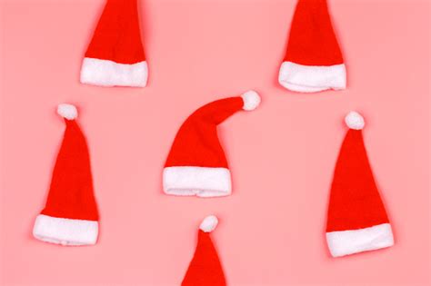 분홍색 배경에 산타 클로스 모자 텍스트에 대한 빈 장소와 미니멀 크리스마스 사탕 배경 0명에 대한 스톡 사진 및 기타 이미지 0명 12월 1월 Istock