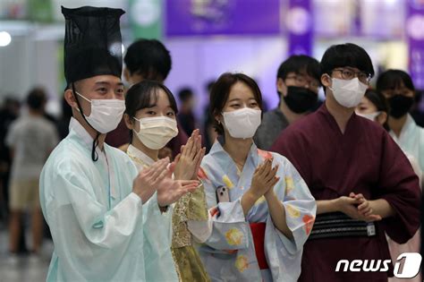 한국 일본 전통의상 입고 박수 네이트 뉴스