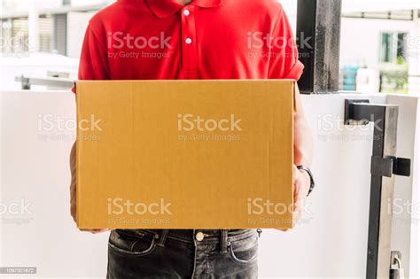 행복 한 장 수 Customercourier 서비스 개념의 집 근처 서 골 판지 상자를 들고 빨간색 유니폼 나름에 대한 스톡 사진 및 기타 이미지 Istock