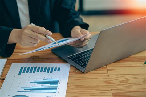 캐주얼 비즈니스 작업 데이터 분석 차트 및 그래프 컴퓨터는 비즈니스 재무 및 전략적 회계 개념을 사용합니다 Junts Pel Sí에 대한 스톡 사진 및 기타 이미지 Istock