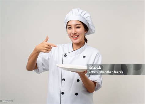 웃고 있는 젊은 아름 다운 아시아 여성 요리사가 빈 접시를 들고 맛있는 요리 메뉴를 맛있게 먹는다 요리 여자 직업 요리사 또는 제빵사 부엌 레스토랑과 호텔의 사람들 25