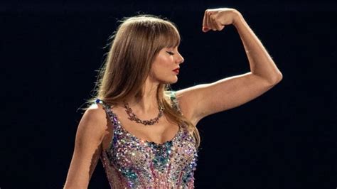 Pin By N On My Sun And Stars Taylor Swift Workout Long Live Taylor Swift Taylor Swift Pictures