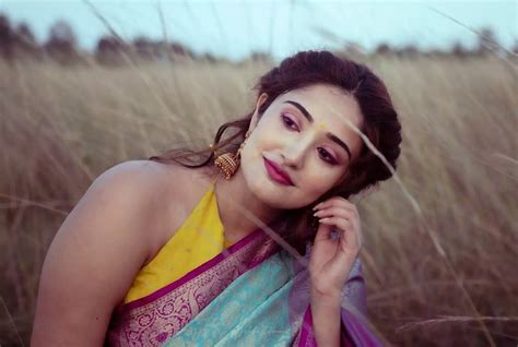 pachuvum athbutha vilakkum fame anjana jayaprakash looks
