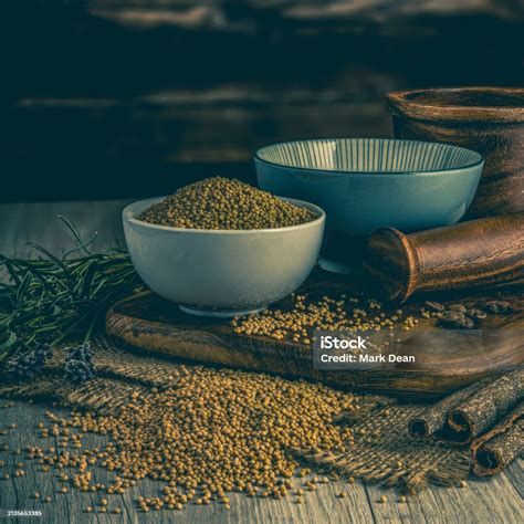 겨자씨 나무 테이블 배경에 전체 노란색입니다 허브 향신료 및 건조 식품 베이킹 재료 박격포와 다른 향신료 전원주택 주방 제품