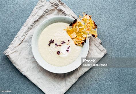 감자 콜리플라워 수프 회색 배경 평면도에 퓌 레 채식 건강 식품 개념 꽃 양배추에 대한 스톡 사진 및 기타 이미지 꽃 양배추 크림 수프 가을 Istock