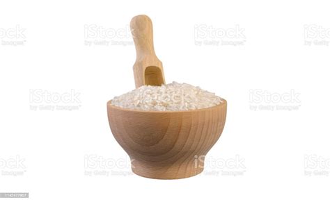 흰색 배경에 고립 된 나무 그릇과 국자에 긴 곡물 흰 쌀 영양 바이오 천연 식품 성분 0명에 대한 스톡 사진 및 기타 이미지 Istock