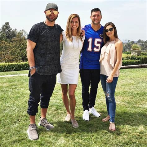 Chia tay Hoa hậu Hoàn vũ vì kiêng sex cầu thủ đẹp trai tiếp tục hẹn hò với Hoa hậu Hoàn