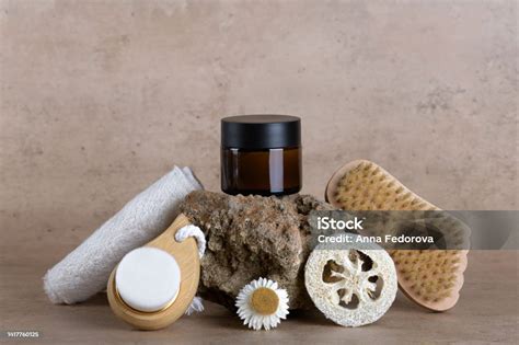 뷰티 루틴을위한 세트가있는 베이지 색 테라코타 배경의 돌 연단에 모이스처 라이저 크림을위한 앰버 유리 항아리 모형 0명에 대한 스톡 사진 및 기타 이미지 Istock