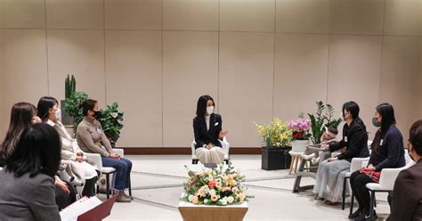 한부모 가족과 환담하는 김건희 여사