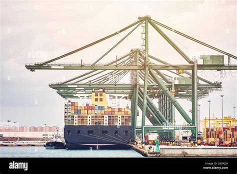Unloading Containers Hi Res Stock Photography And Images Alamy