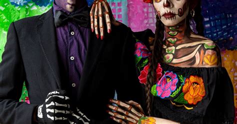 남자 다채로운 드레스 디아 데 로스 미아 테스 머리 장식물 멕시코 멕시코 문화 멕시코 전통 바디 페인팅 설탕 두개골 수직 쐈어 얼굴 그림 여성 죽음의