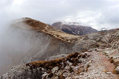 구름과 안개로 덮인 알프스 산 정상 · 무료 스톡 사진
