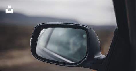 낮 동안 검은 색 자동차 사이드 미러 사진 Unsplash의 무료 소녀 이미지