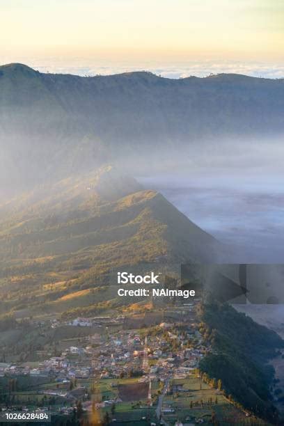 브로 모 Tengger Semeru 국립 공원 동쪽 자바 인도네시아에서에서 일출 시간에 브로 모 화산 옆 Cemoro Lawang 마을 경관에 대한 스톡 사진 및 기타