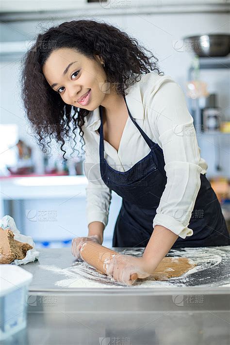 小女孩在面包店里学习做蛋糕
