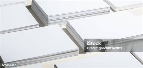 브랜딩 Id를 위한 템플릿입니다 그래픽 디자이너 프리젠 테이션 및 포트폴리오를 위한 제품입니다 흰색 배경에 격리 된 Id 모형 Id는 그림자로 모형을 설정합니다 사진 모의