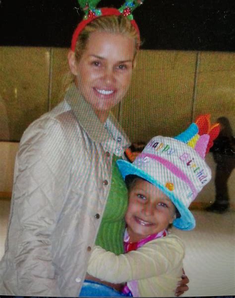 Yolanda Hadid Comemora Os 29 Anos Da Filha Bella Tenho Muito Orgulho